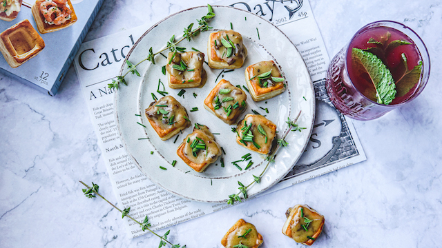Vegan kaasragout geserveerd in mini pasteitjes - Lactosevrijeten.nl