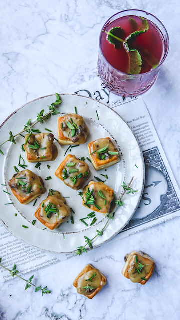 Vegan kaasragout geserveerd in mini pasteitjes - Lactosevrijeten.nl