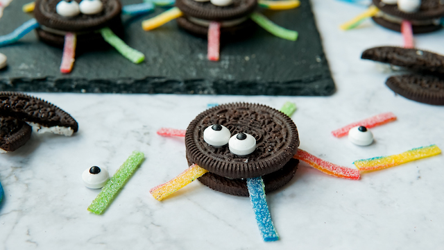 Halloween oreo spinnen met zure matten lactosevrij - Lactosevrijeten.nl