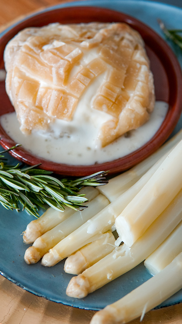 Witte asperges met vegan camembert in bladerdeeg - Lactosevrijeten.nl